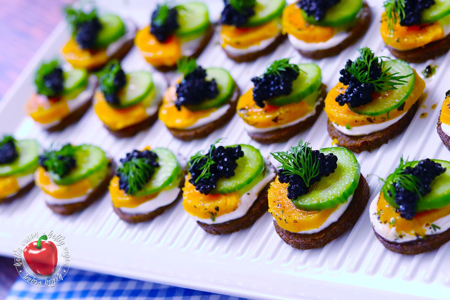Vegane Lachs Canapés mit Pumpernickel